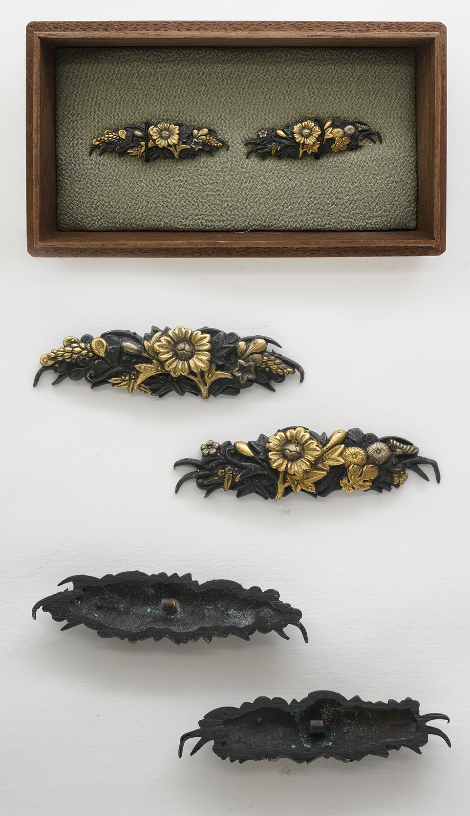 Menuki : Mumei(Unsigned) Autumn Plant Design | Japanese Sword Online Museum